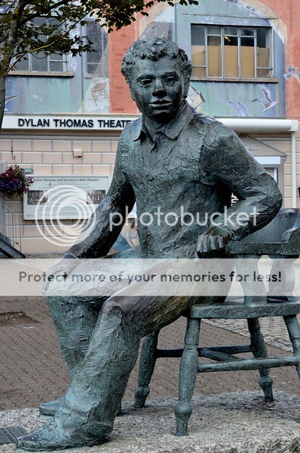 Statue of Dylan Thomas in his birthplace, Swansea, Wales | Photo Maestro
