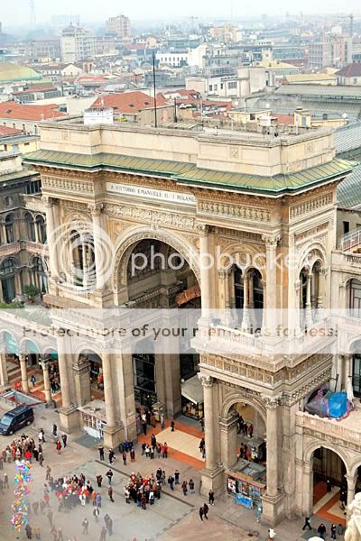 Arcade entrance in Milan, Italy | Photo Maestro