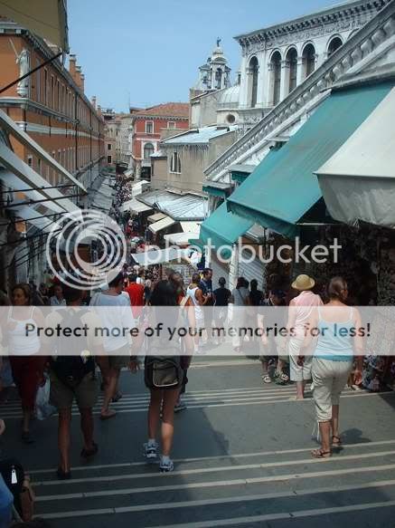 Venice, Italy – Shops at Rialto Bridge | Photo Maestro